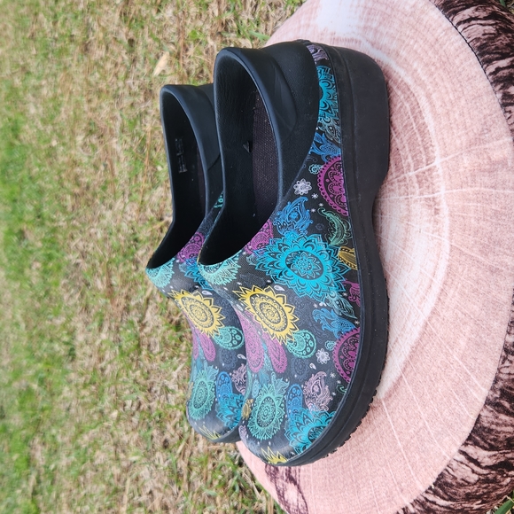 CROCS | Shoes | Crocs At Work Paisley Neria Pro Ii Nurse Clogs Size 8 ...